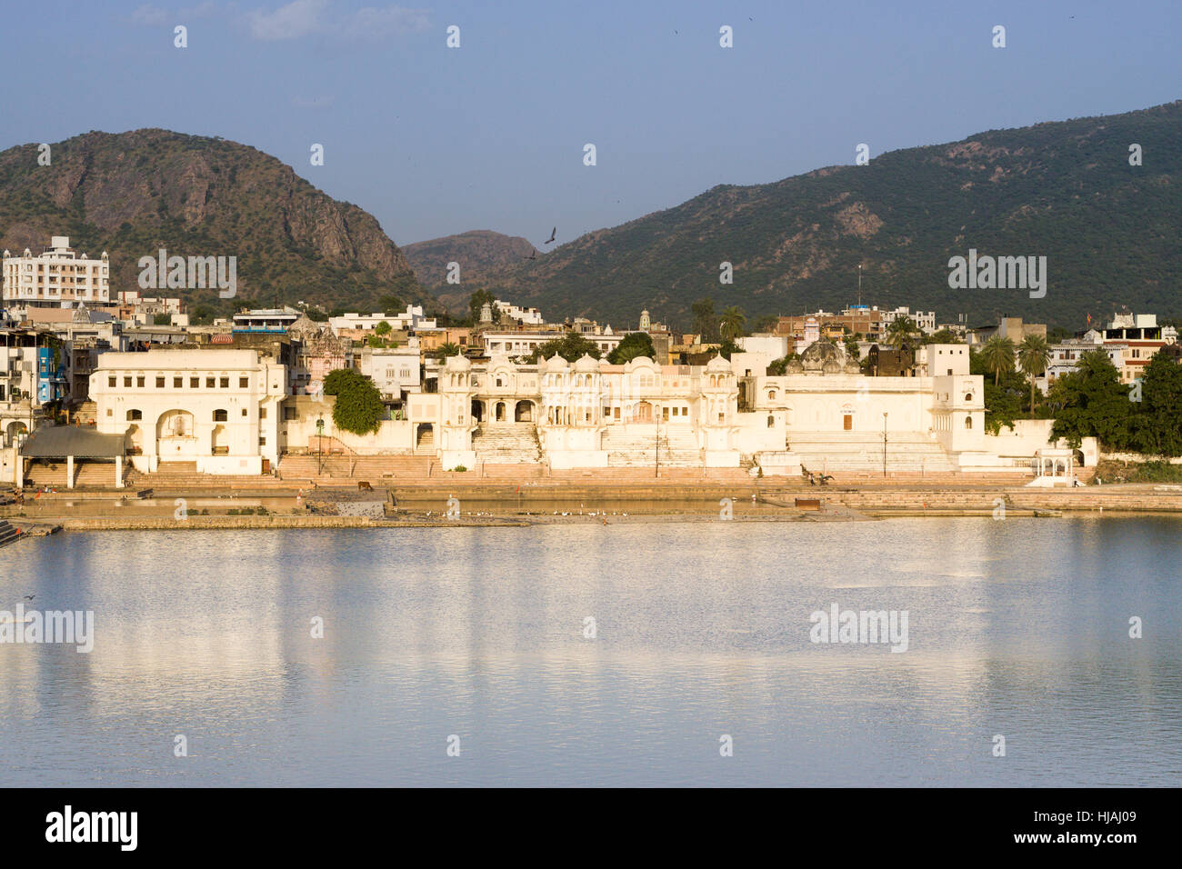 Lake to bathe in the sacred waters through the Ghats. Pushkar ...