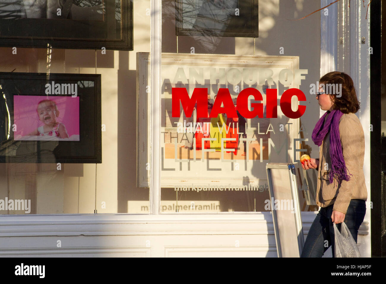 Passing shop window hi-res stock photography and images - Alamy