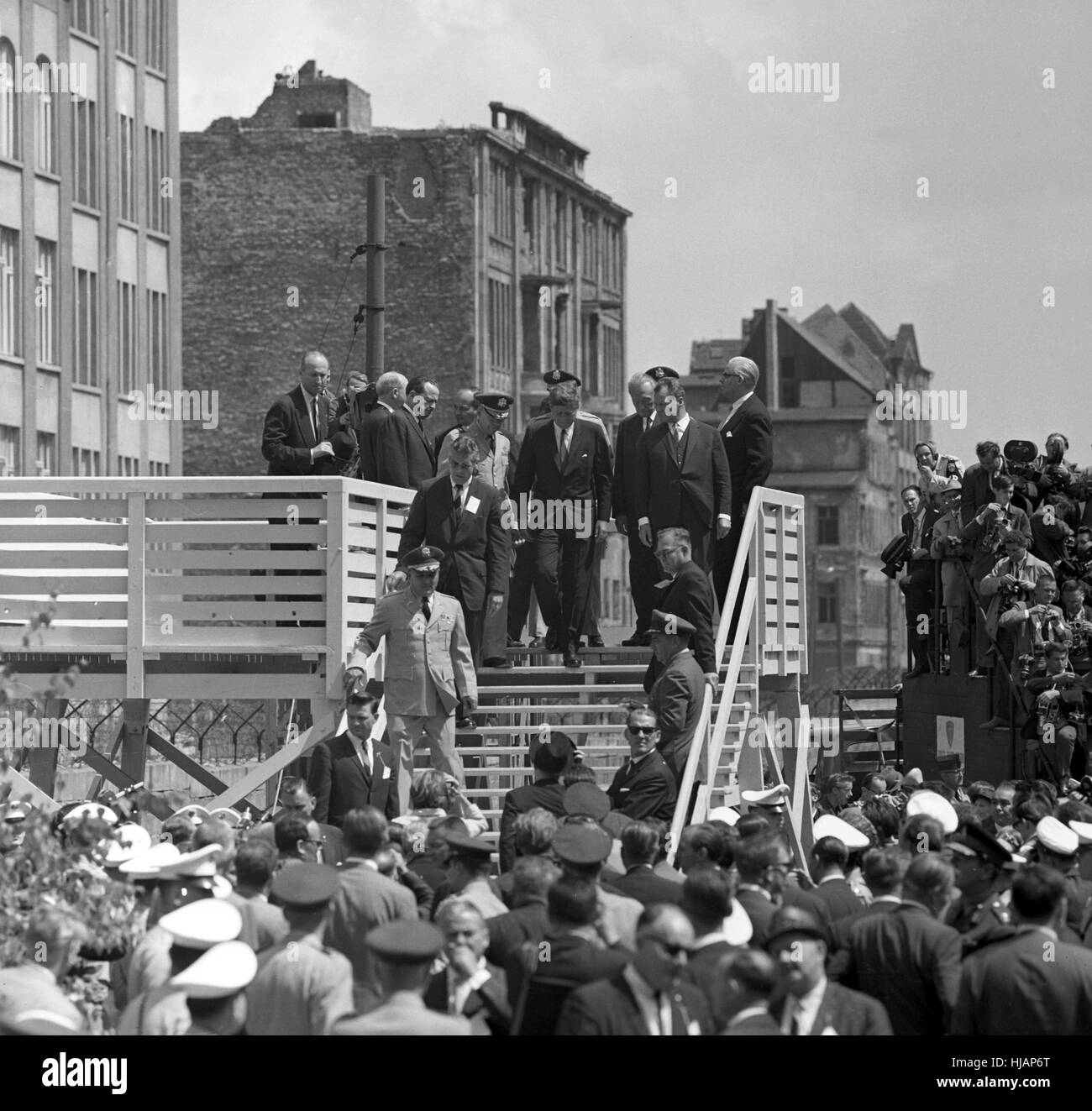 US president John F. Kennedy (M) and Berlin mayor Willy Brandt (r) on ...