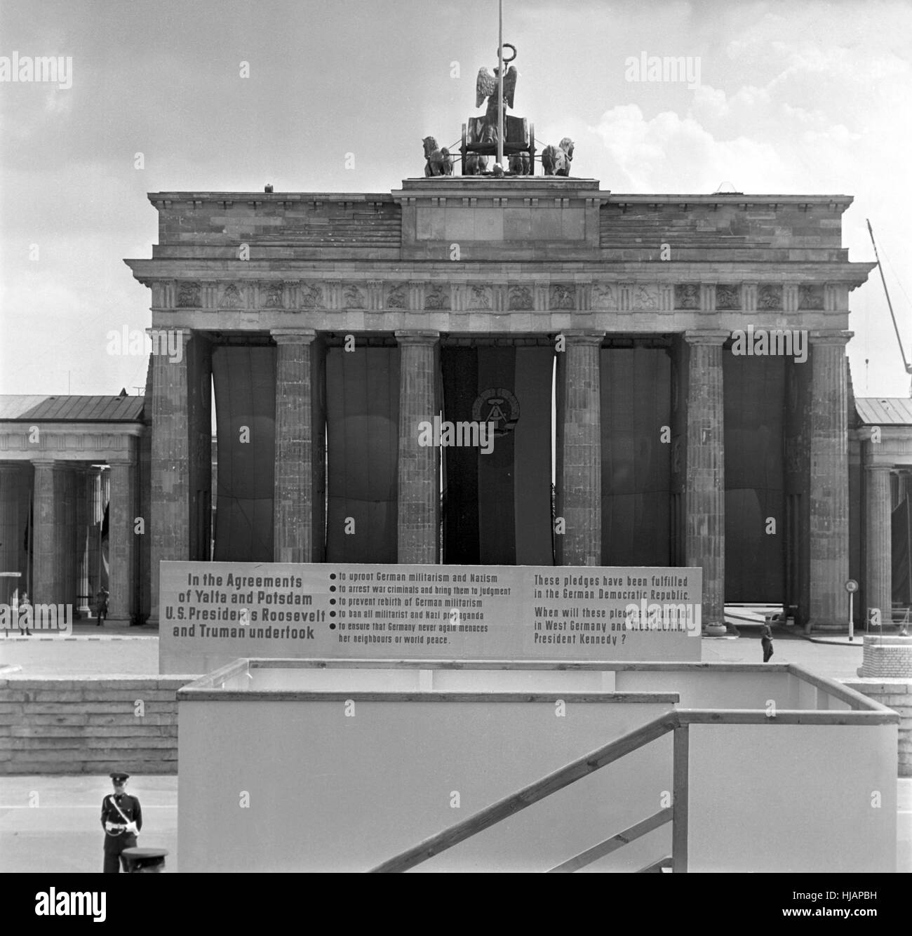 US president John F. Kennedy will visit a view point at the Berlin wall ...