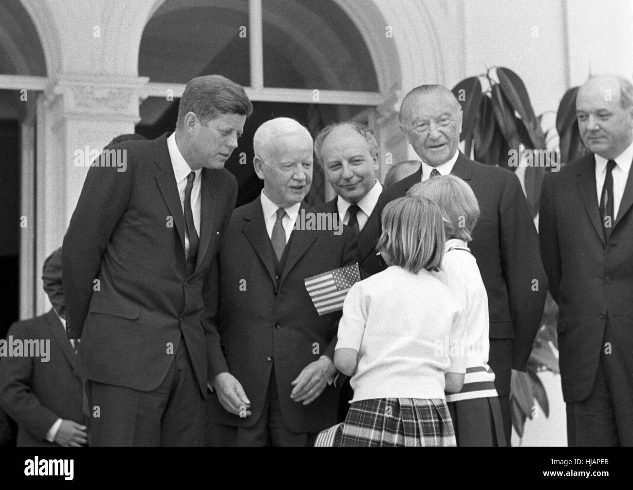 US President John F. Kennedy (l-r) and German President Heinrich Lübke ...