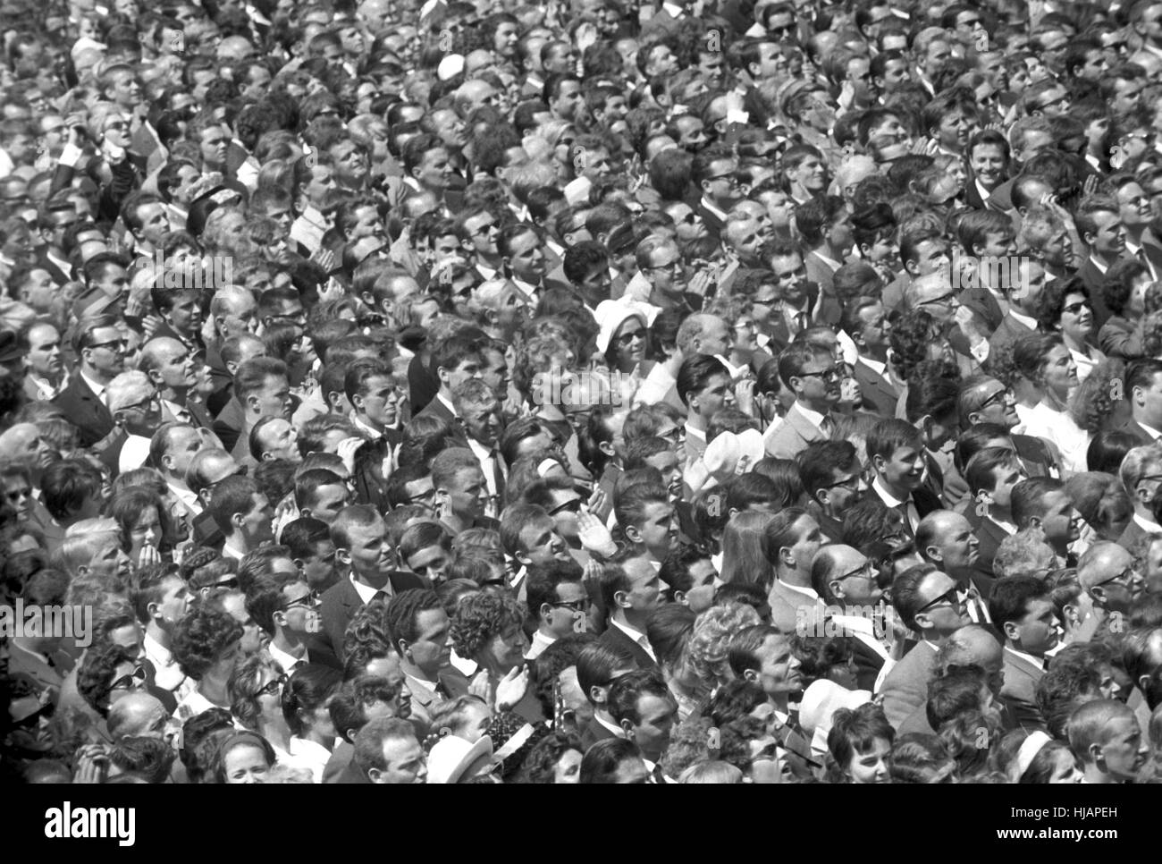 A large crowd waiting for the arrival of US president John F. Kennedy ...