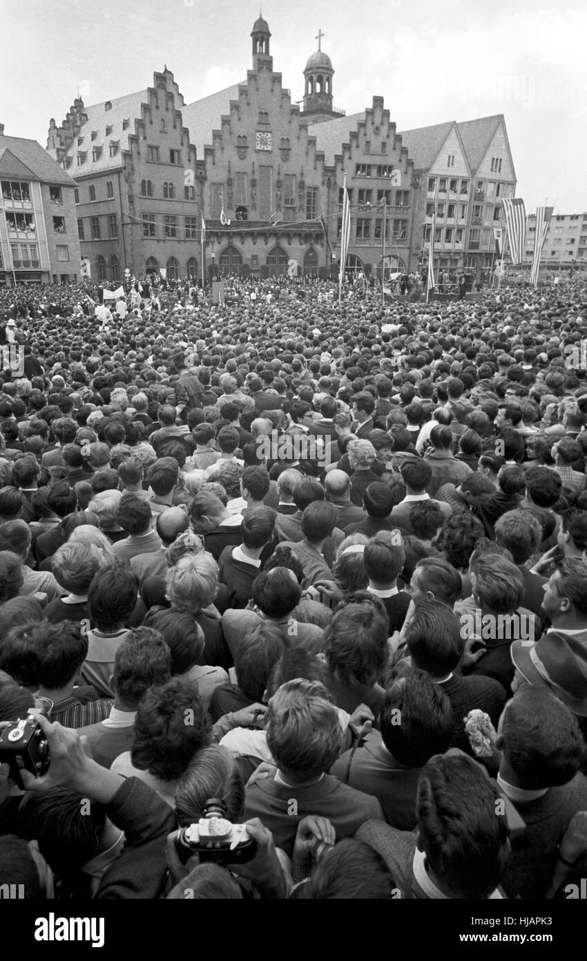 Thousands in front of the city hall Roemer on 26 June 1963 in Frankfurt ...