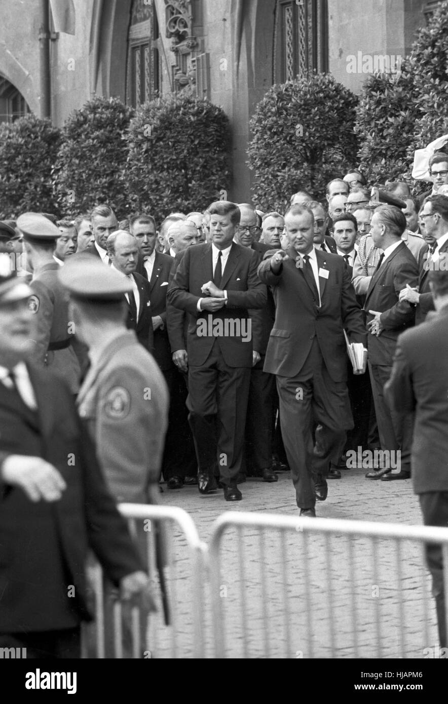 US president John F. Kennedy (M) adressed the cheering crowd in front ...