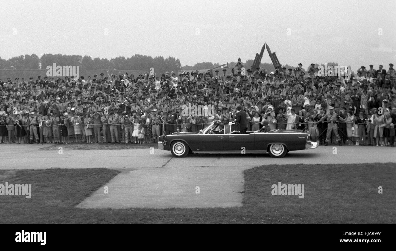 Cheering crowd. US president John F. Kennedy at military air base ...