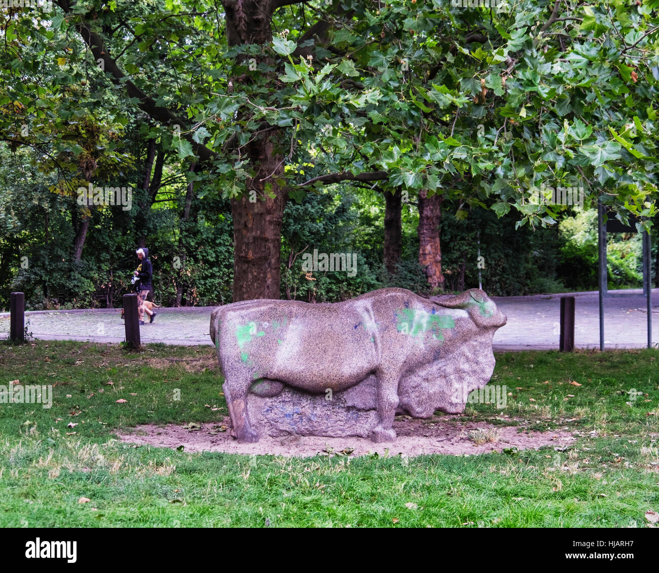 Granite bull sculpture hi-res stock photography and images - Alamy
