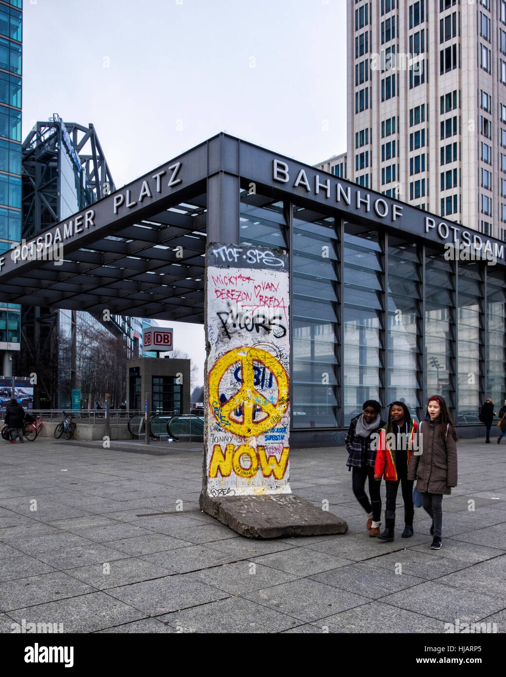 Berlin wall fragmentt hi-res stock photography and images - Alamy