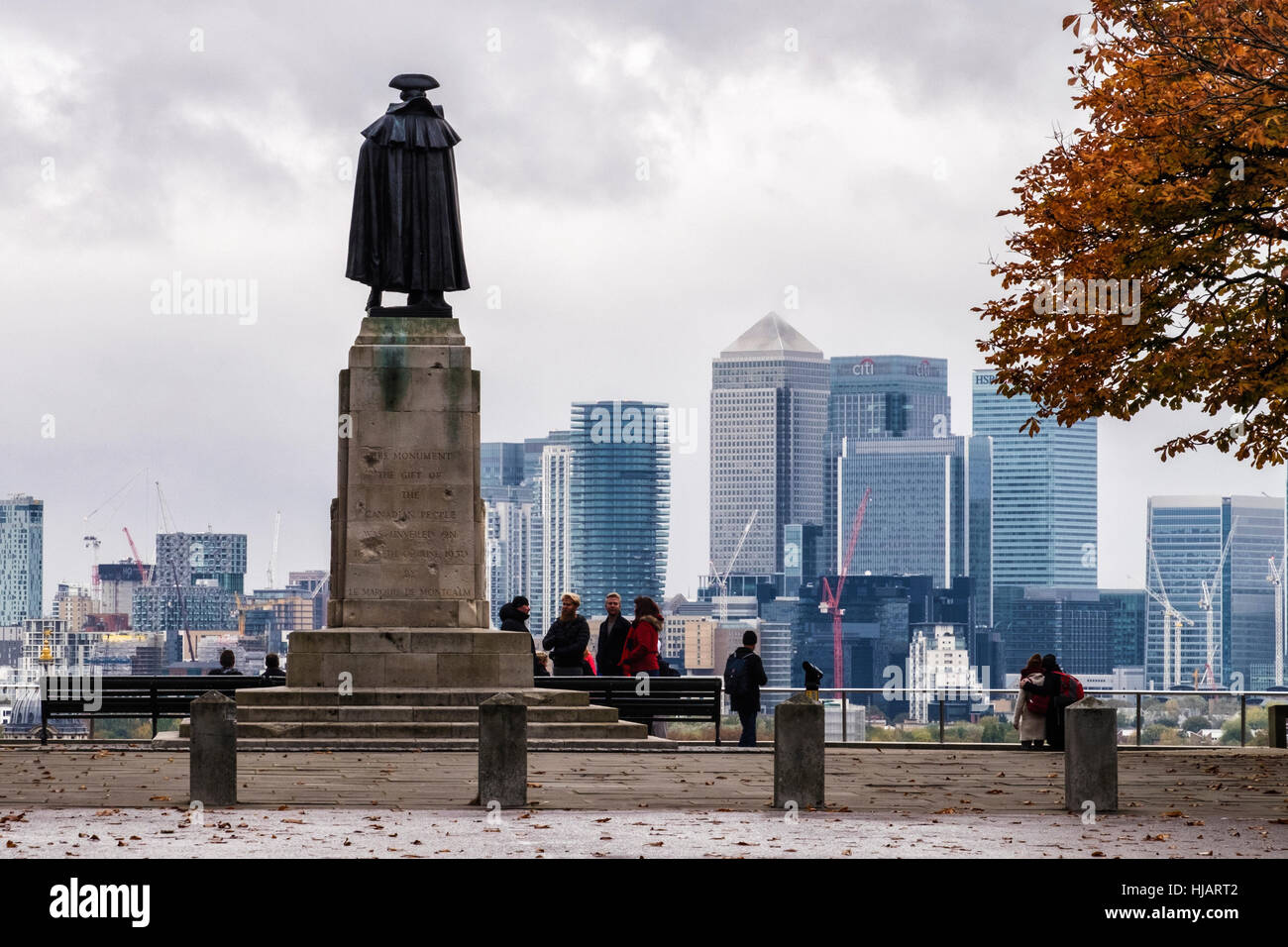 General James Wolfe Statue & View of Canary Wharf Financial district ...