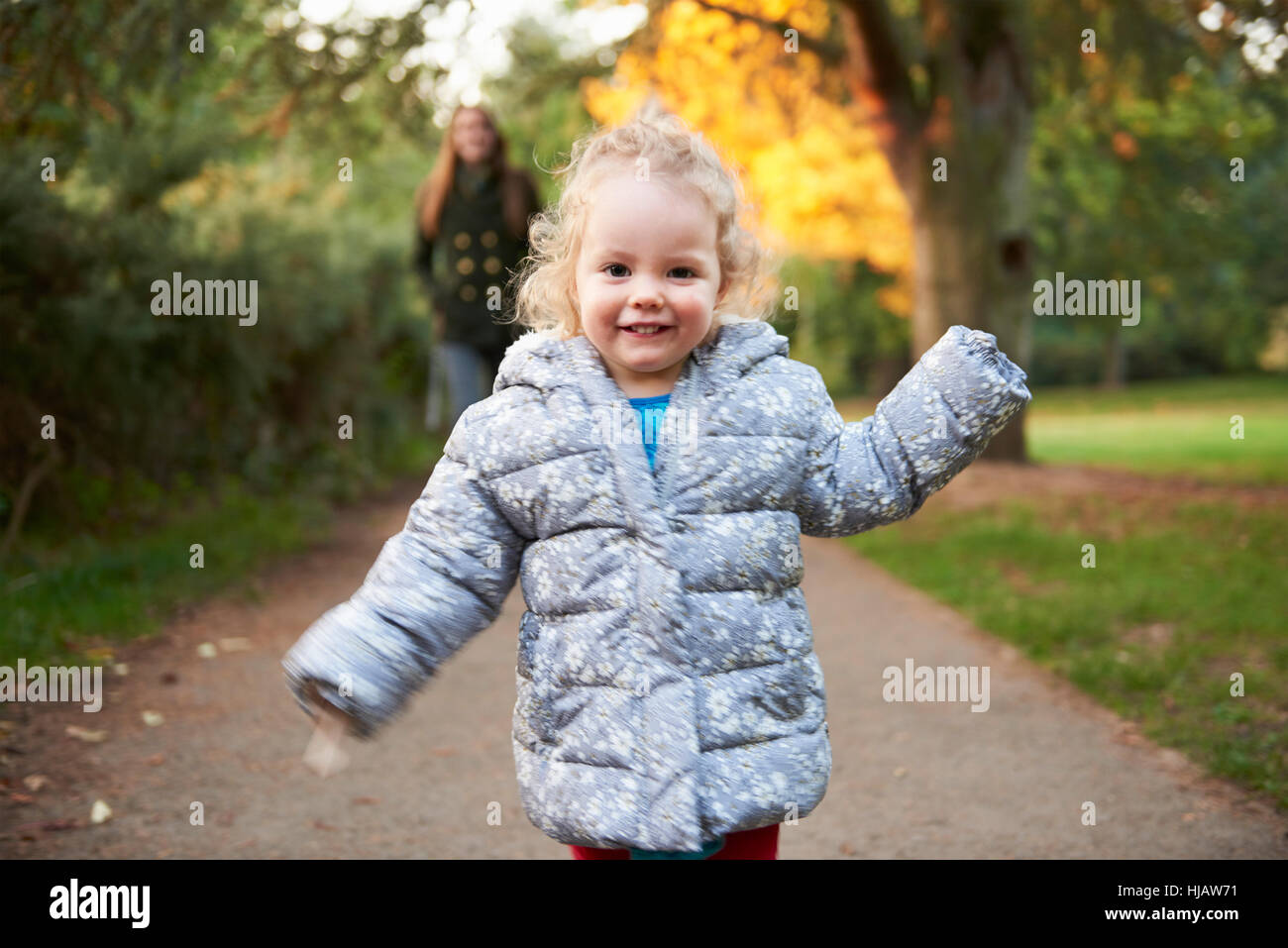 Running toddler and girl hi-res stock photography and images - Alamy