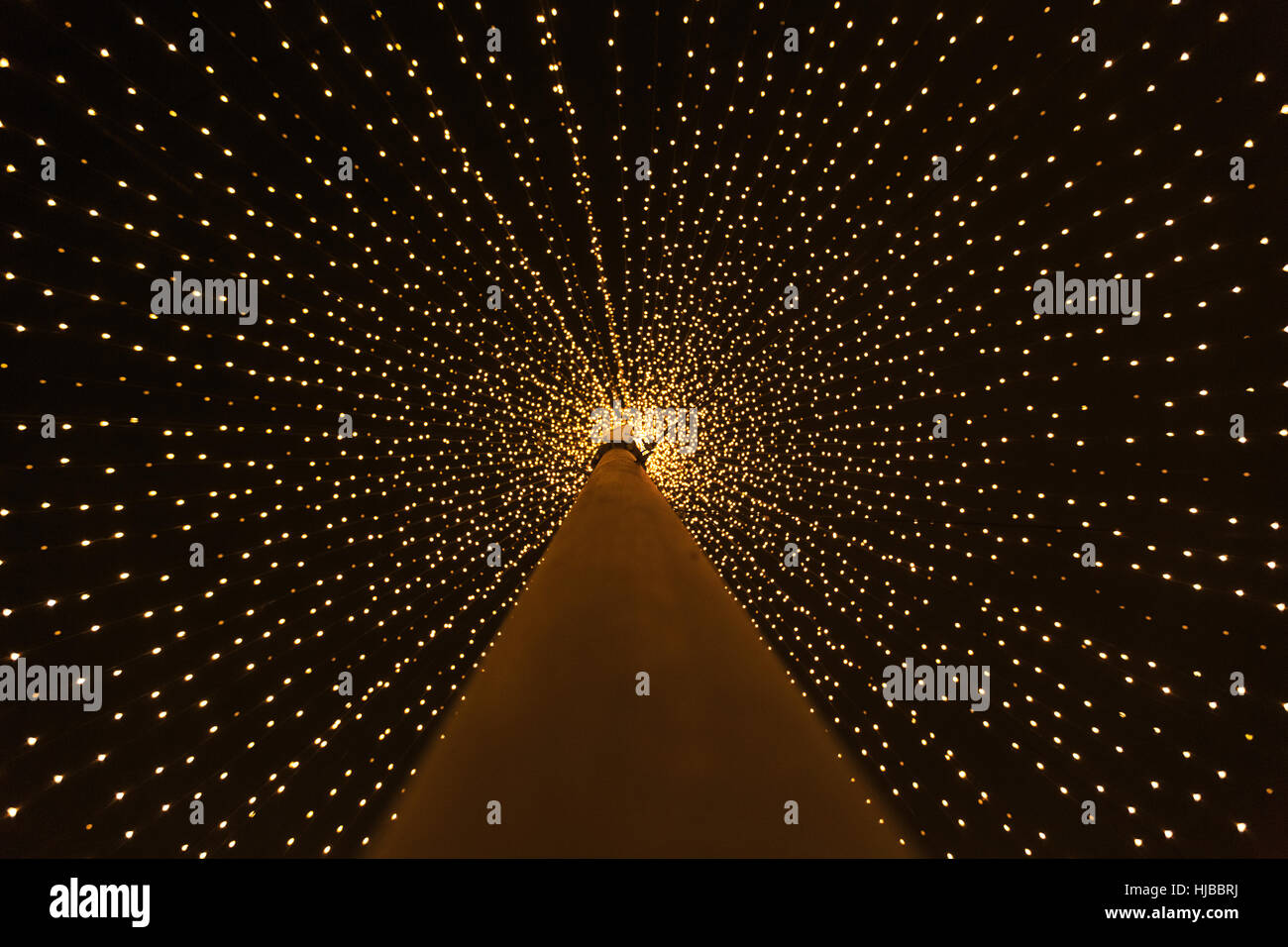 Yellow christmas lights hi-res stock photography and images - Alamy