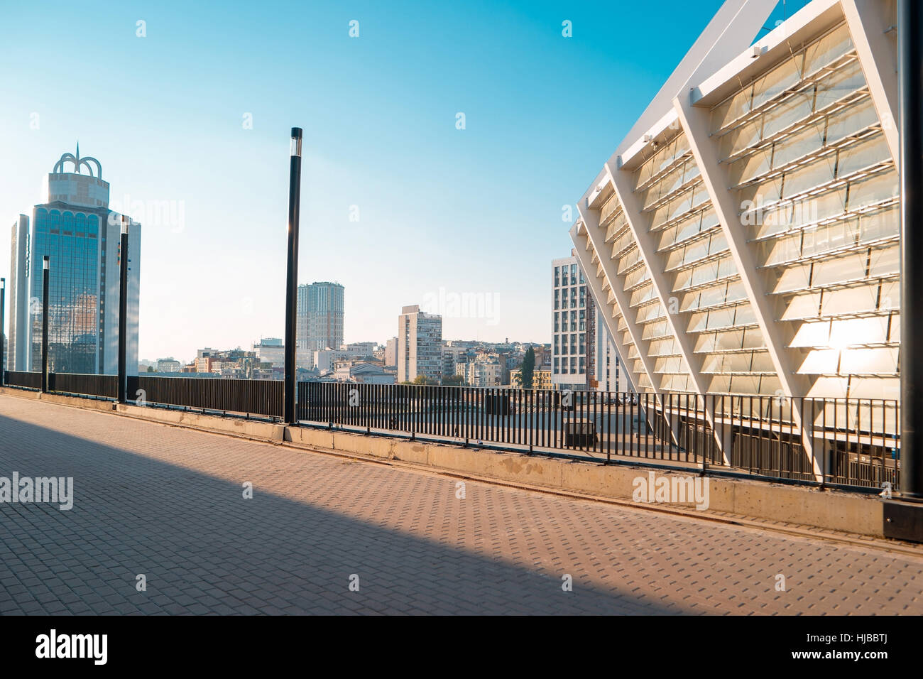 Daytime sunlight cloudless hi-res stock photography and images - Alamy