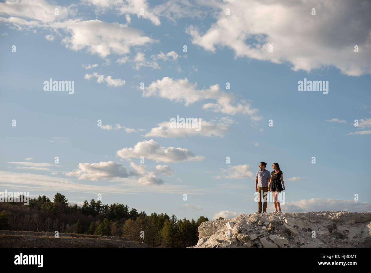 Couple standing on cliff hi-res stock photography and images - Alamy