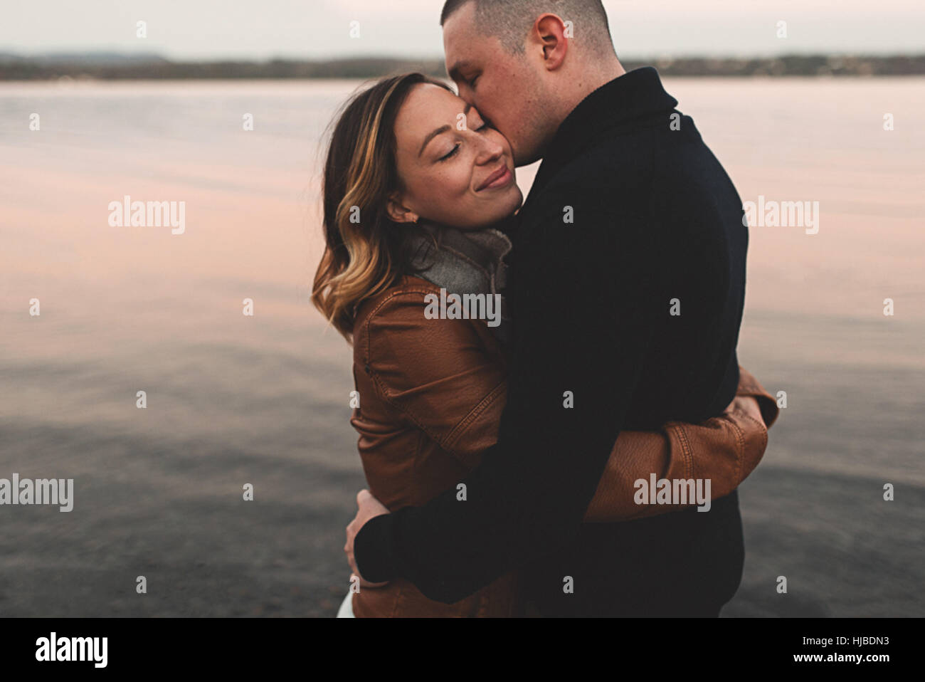 Couple hugging kissing hi-res stock photography and images - Alamy