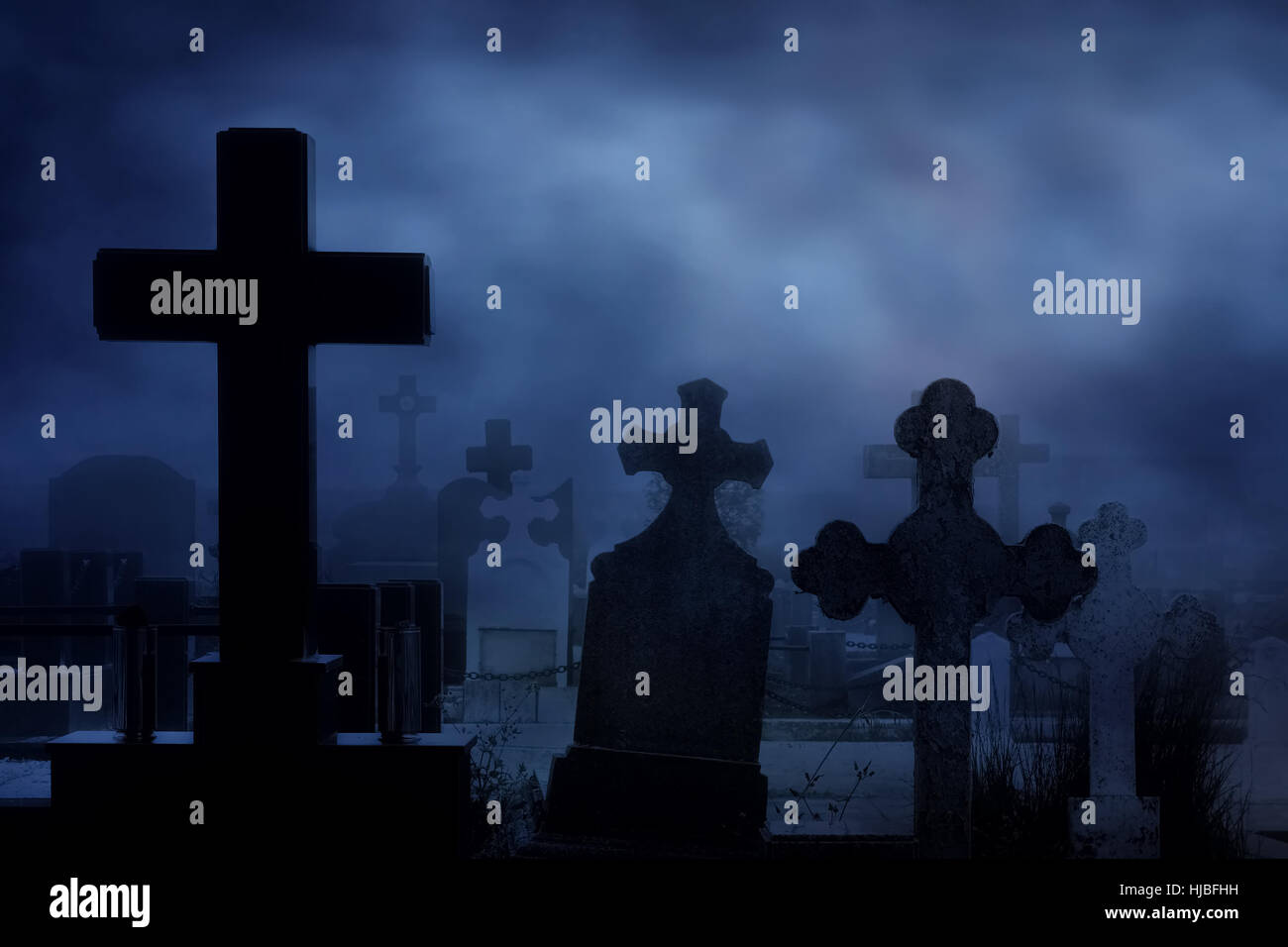 Scary cemetery hi-res stock photography and images - Alamy