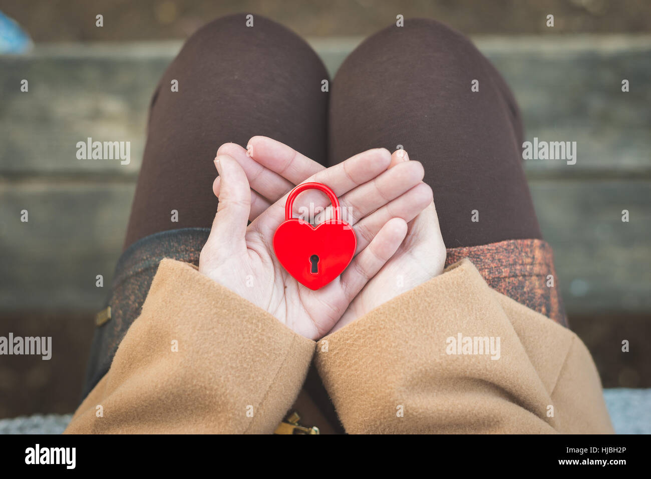 Hand holding padlock hi-res stock photography and images - Alamy