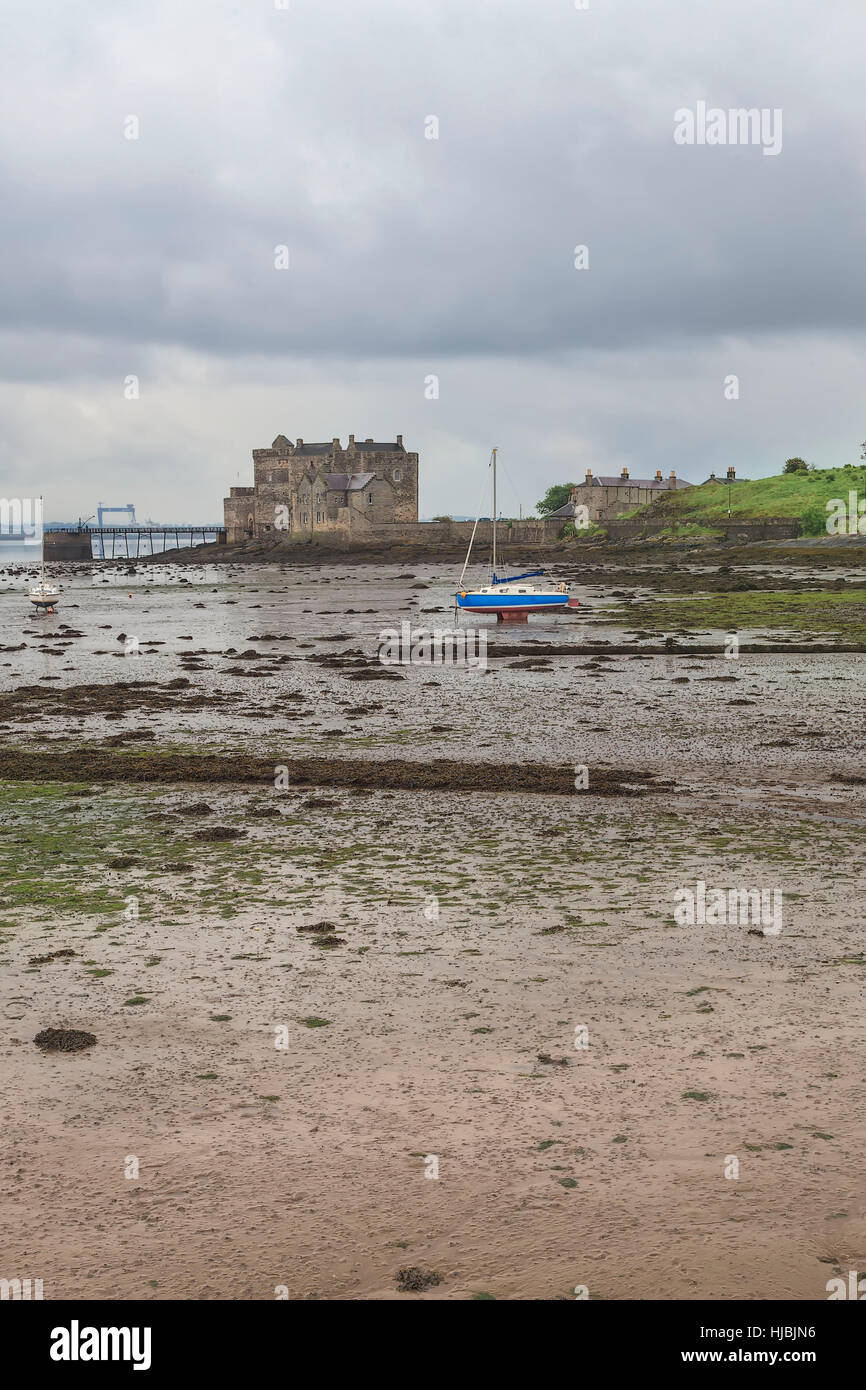 Low tide at Blackness Castle Stock Photo - Alamy