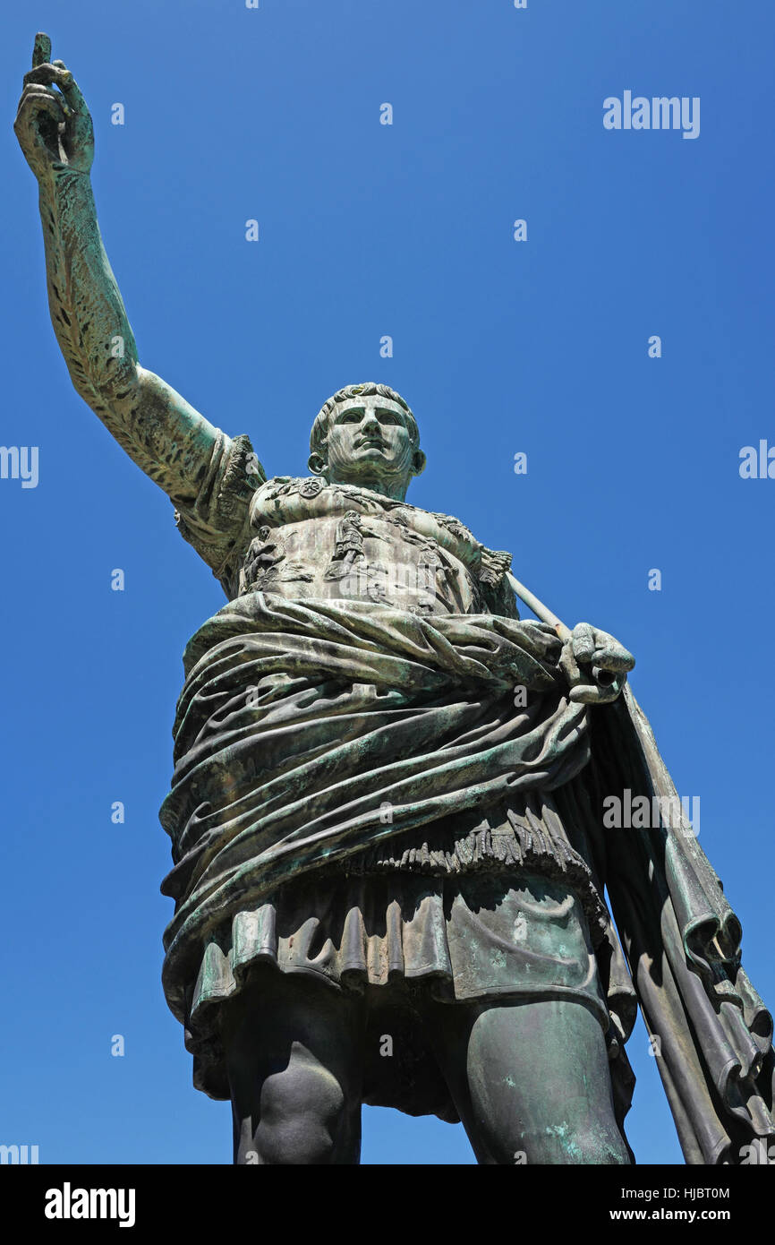 Bronze statue of Julius Caesar in Rome Stock Photo - Alamy