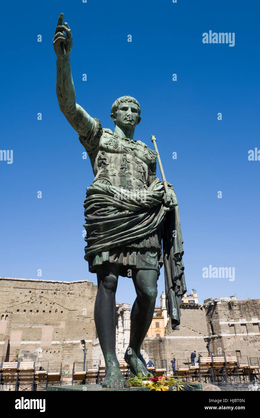 Bronze statue of Julius Caesar in Rome Stock Photo - Alamy