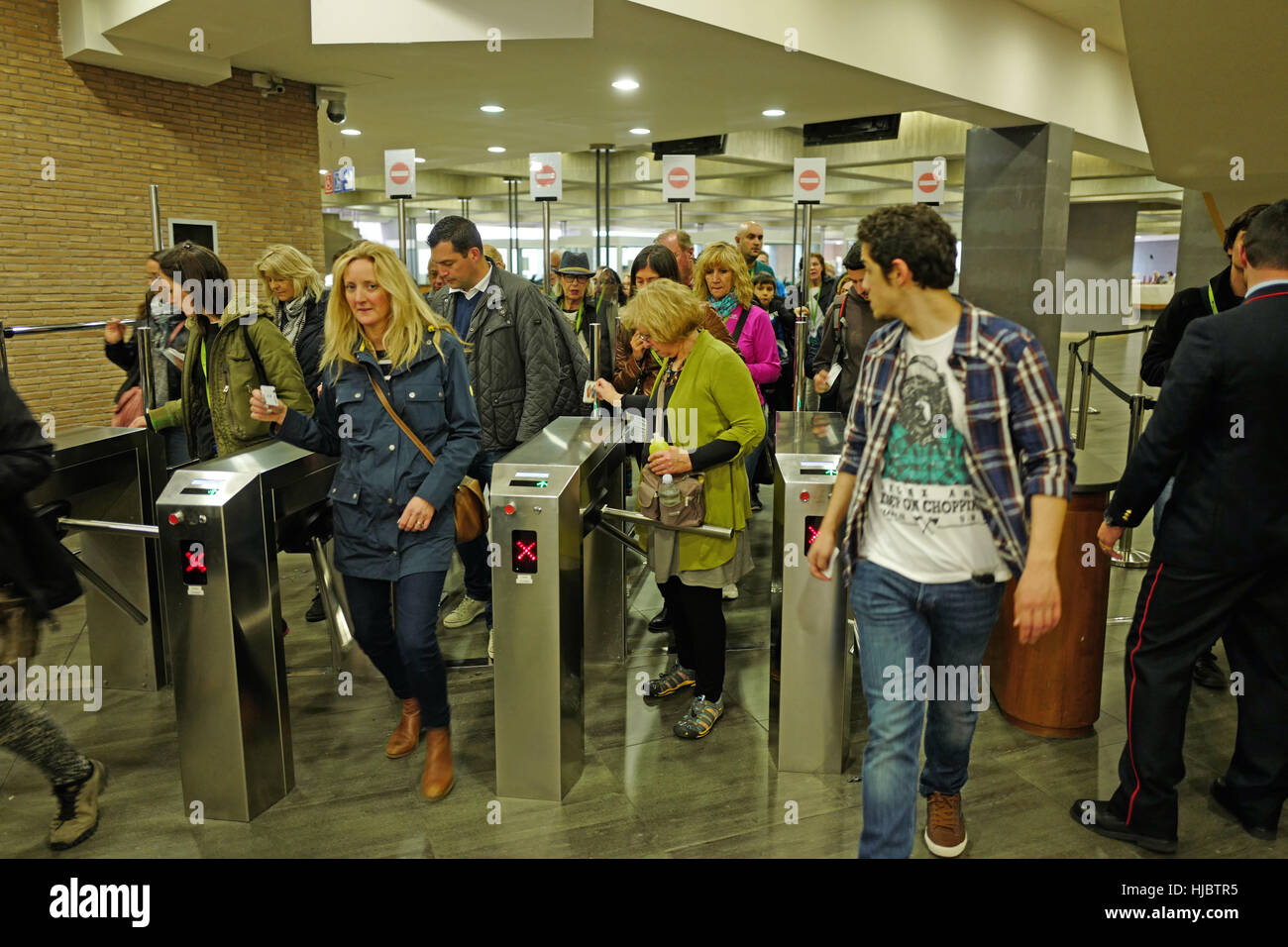 security check at the Vatican museum entrance Stock Photo - Alamy