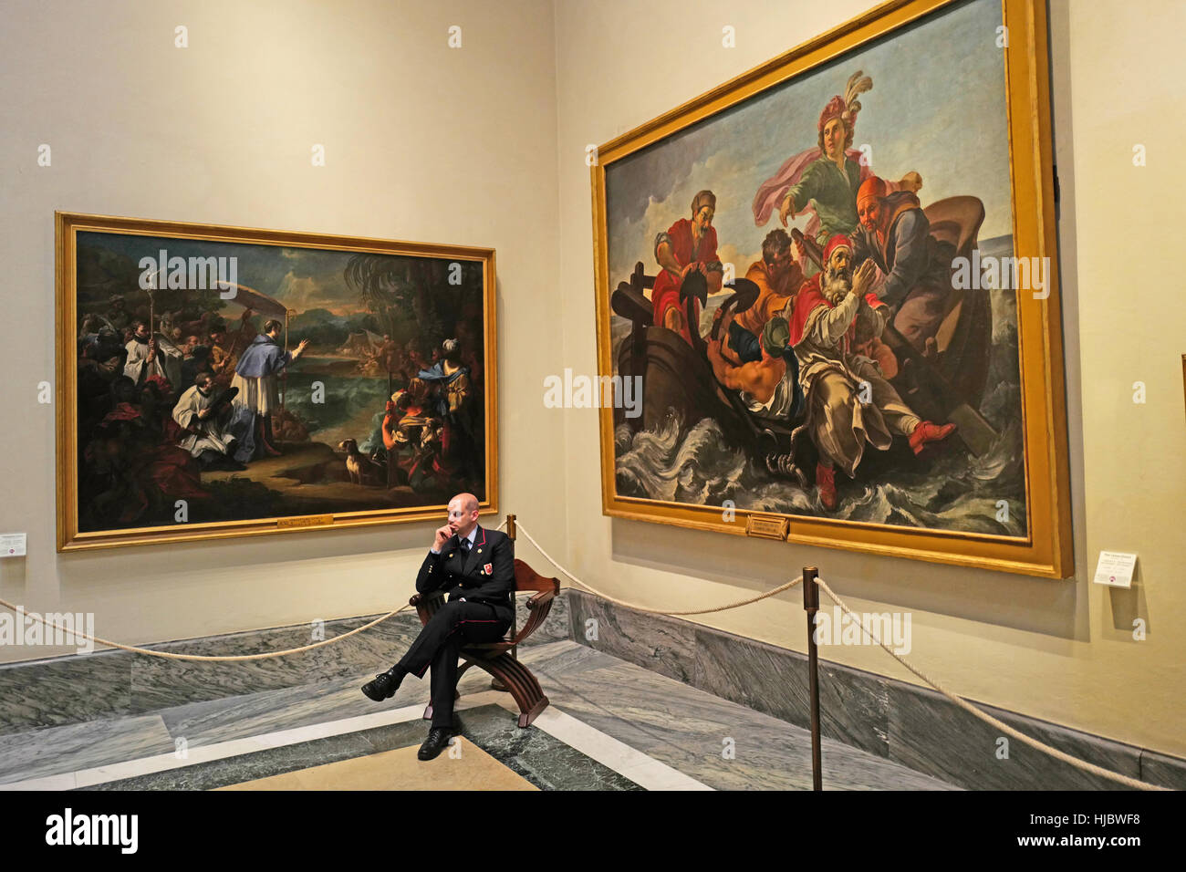 Security guard art gallery hi-res stock photography and images - Alamy