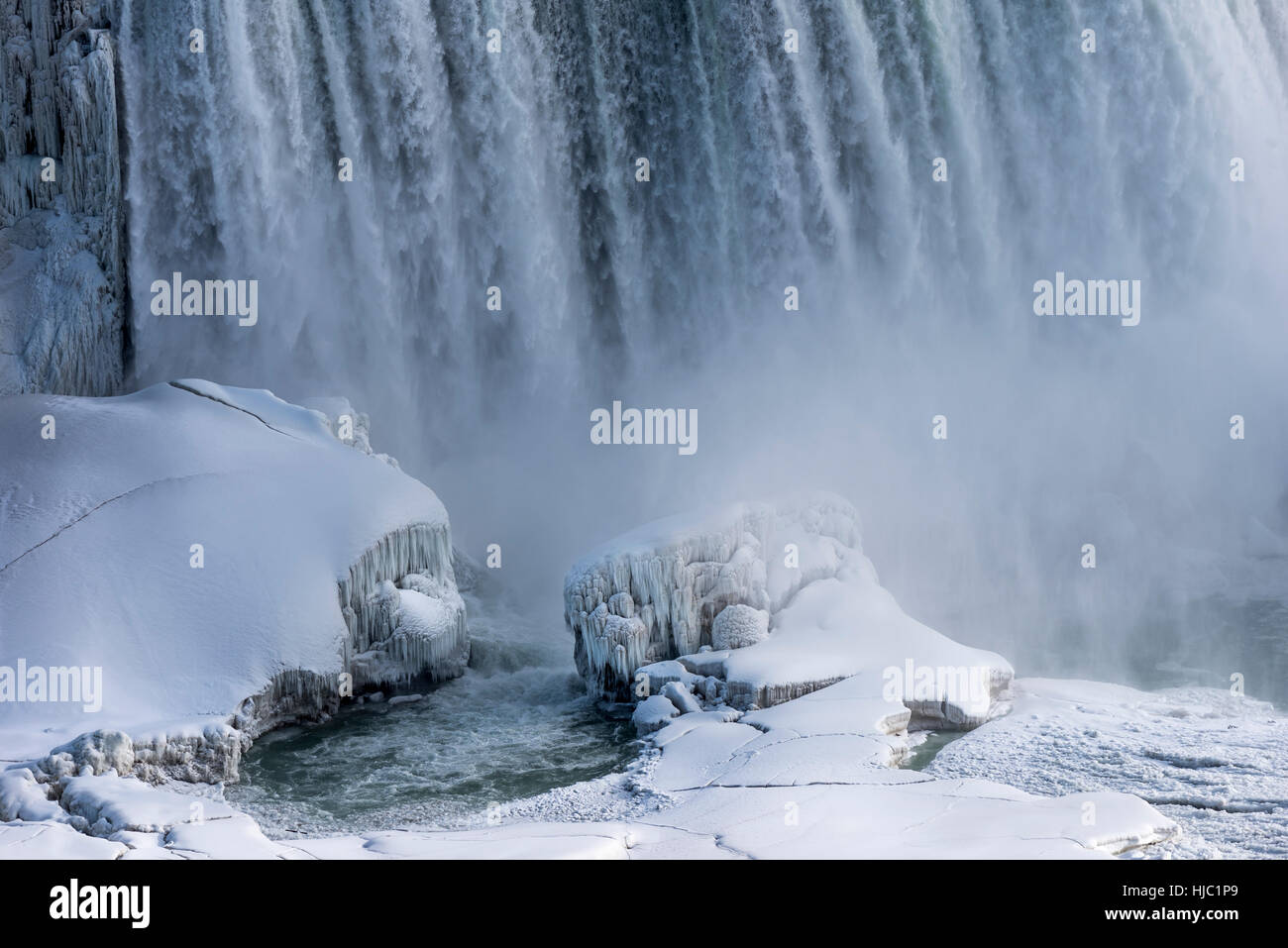 Ice forms on the rocks at the base of Niagara Falls Stock Photo - Alamy