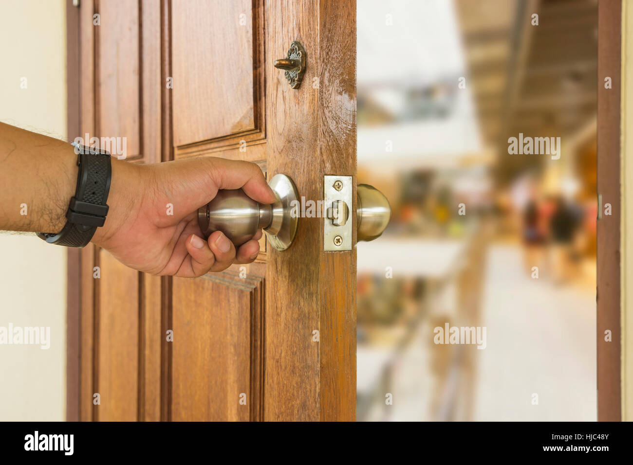 Man with shopping front door hi-res stock photography and images - Alamy