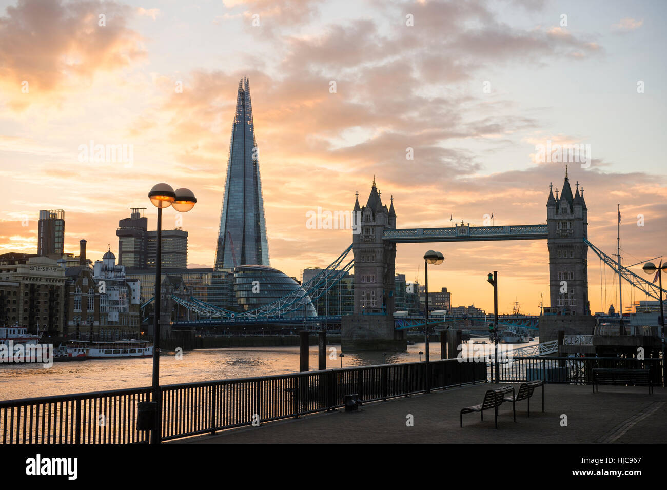 Wapping tower bridge hi-res stock photography and images - Alamy