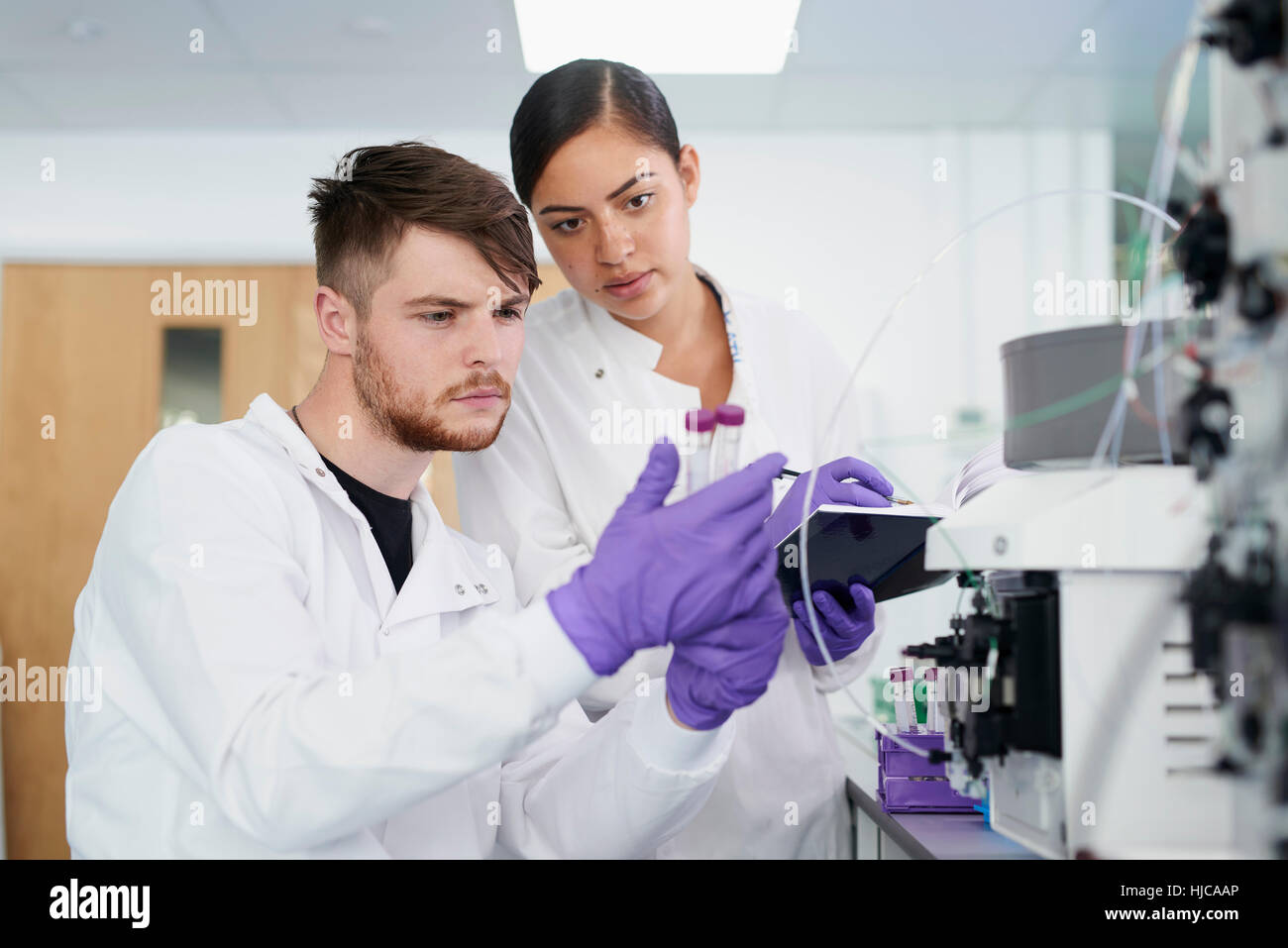 Scientific teamwork hi-res stock photography and images - Alamy