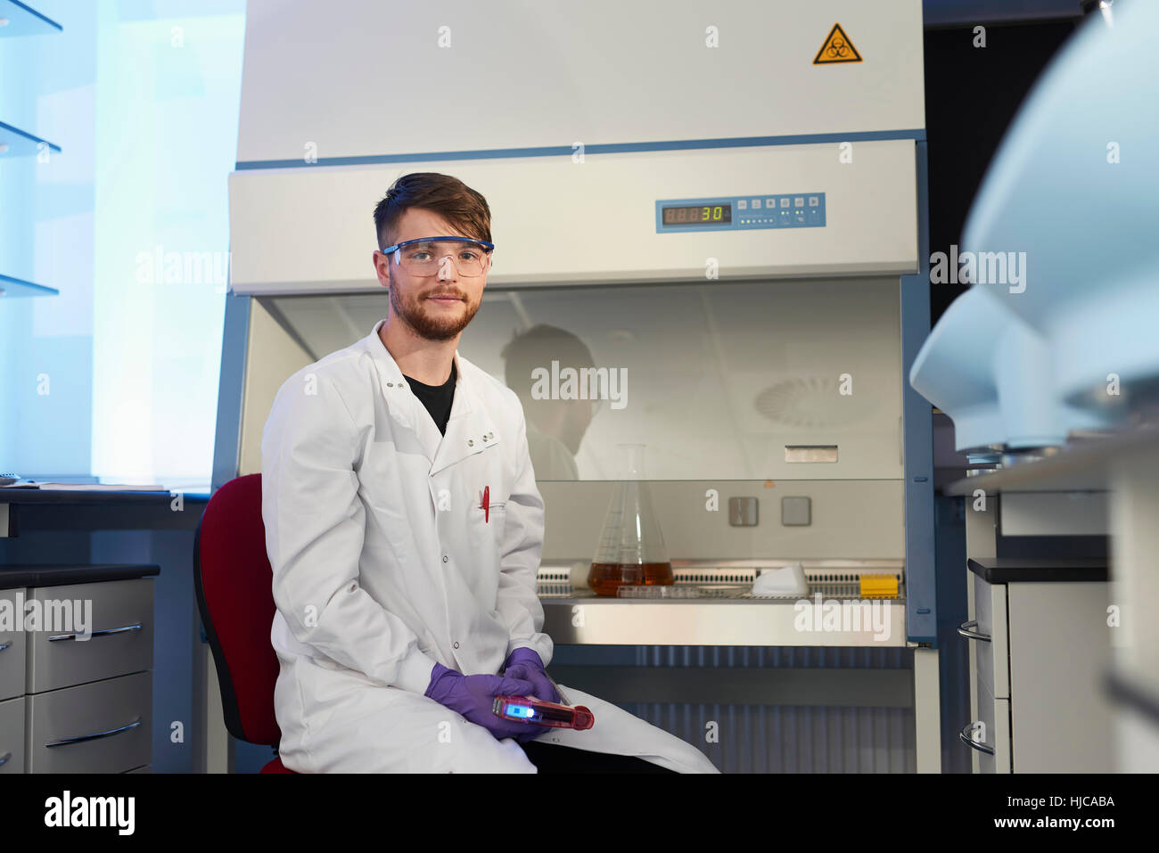 Portrait of scientist in laboratory looking at camera Stock Photo - Alamy