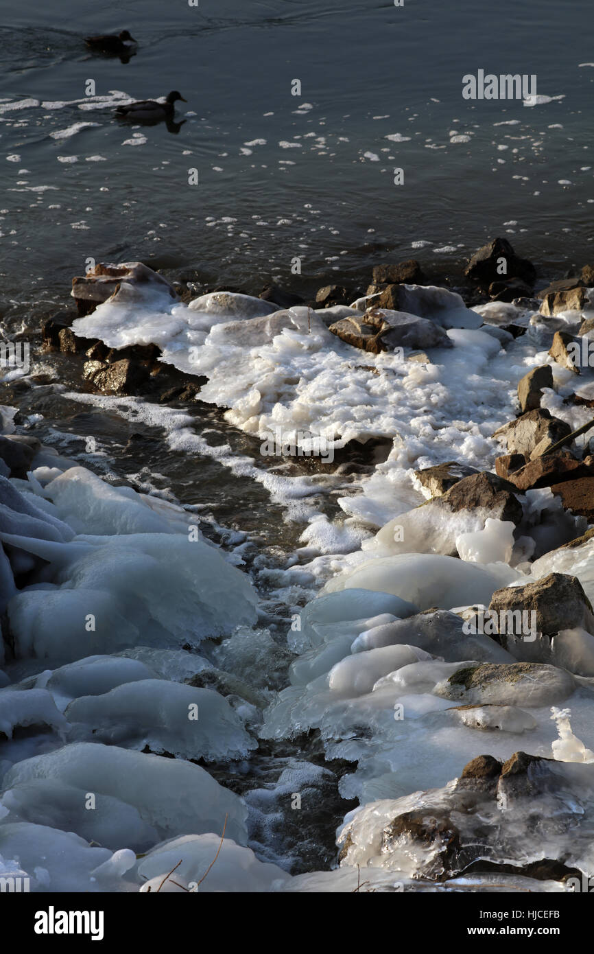 Zugefrorener Fluß im Winter Stock Photo - Alamy