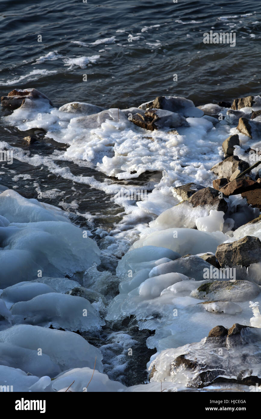 Zugefrorener Fluß im Winter Stock Photo - Alamy