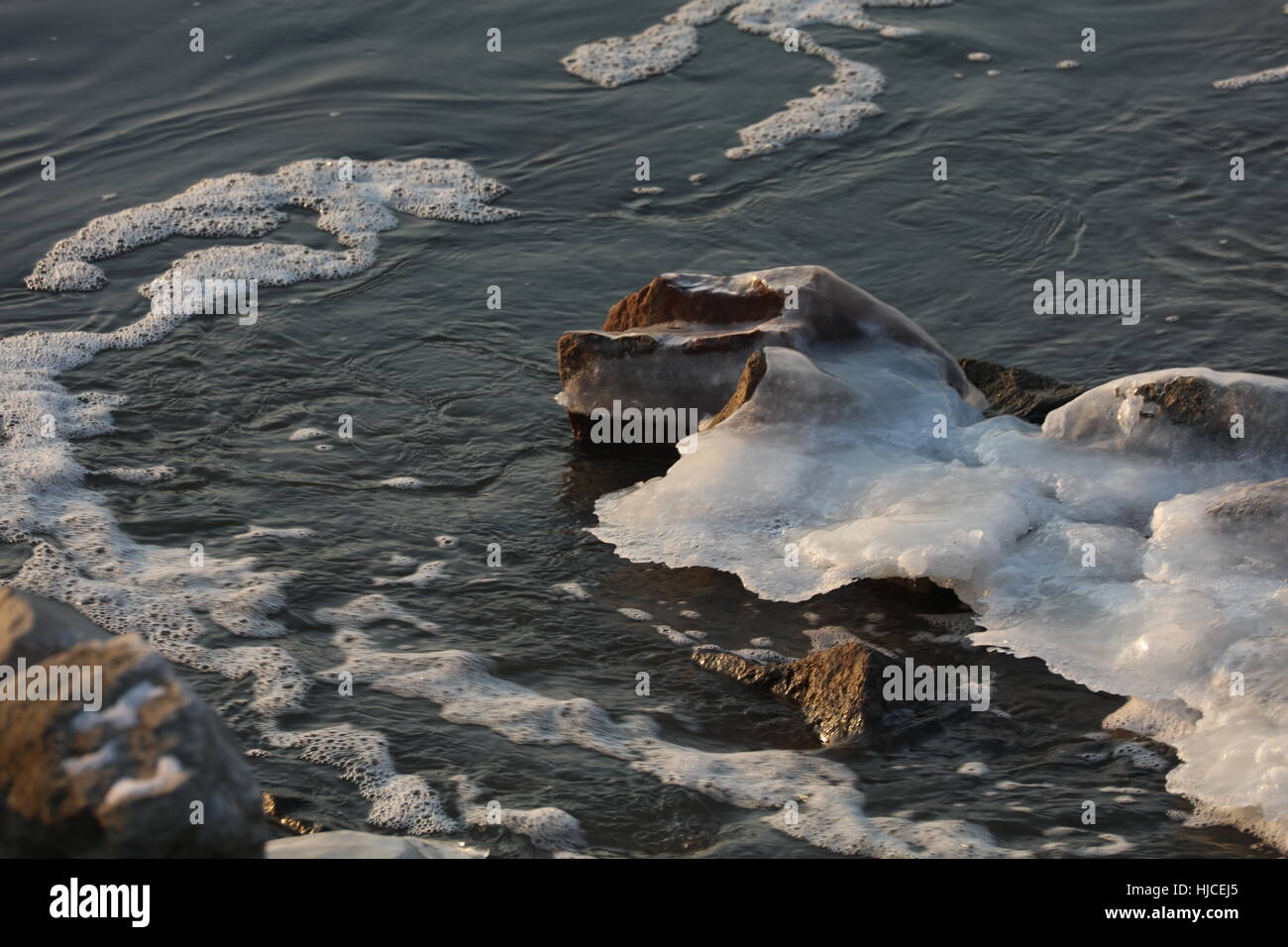 Gefrorener Fluss im Winter Stock Photo - Alamy