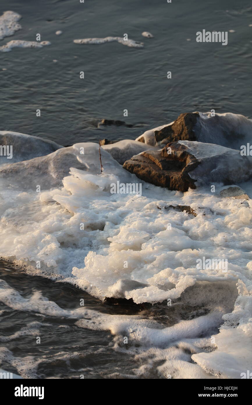 Gefrorener Fluss im Winter Stock Photo - Alamy