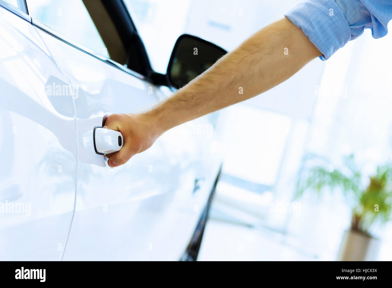 Close up human hand opening car door Stock Photo - Alamy