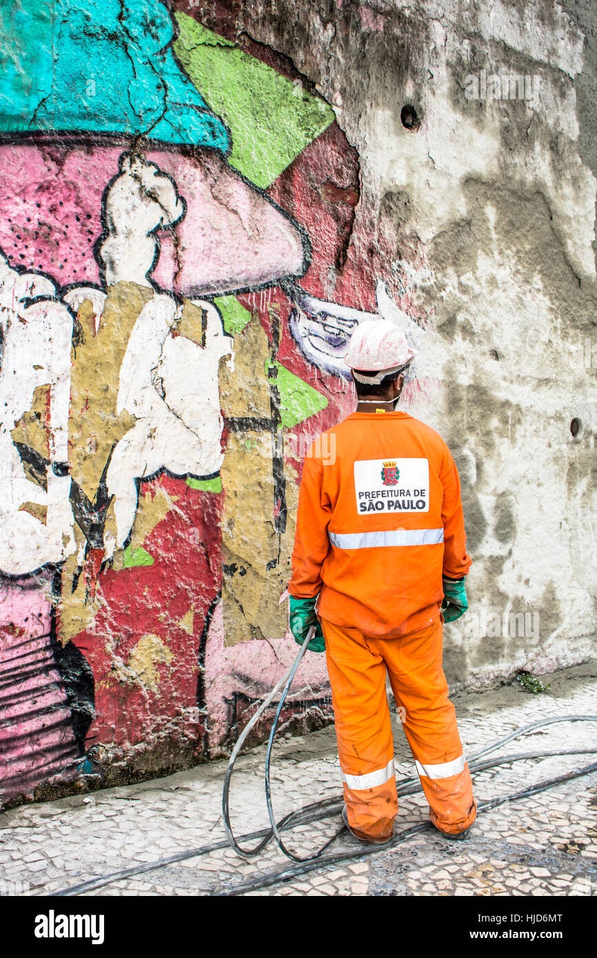Sao Paulo, Brazil. 23rd January, 2017. An employee of the anti-graffiti ...