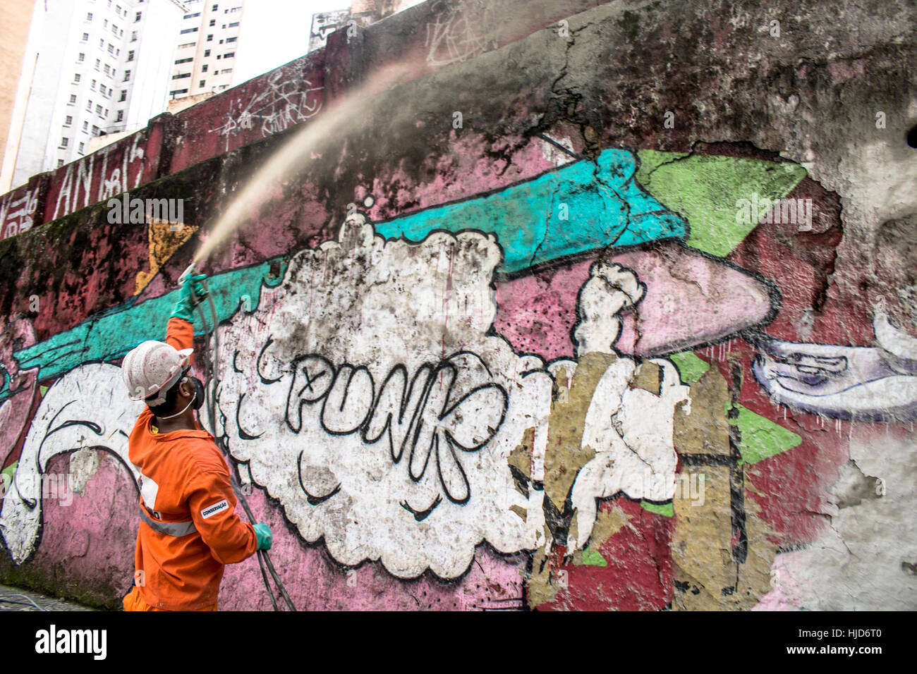 Sao Paulo, Brazil. 23rd January, 2017. An employee of the anti-graffiti ...
