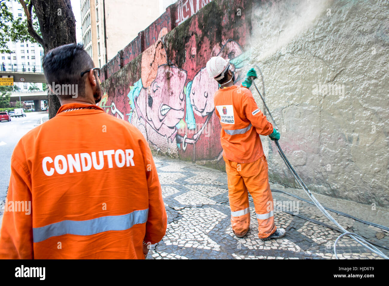 Sao Paulo, Brazil. 23rd January, 2017. An employee of the anti-graffiti ...