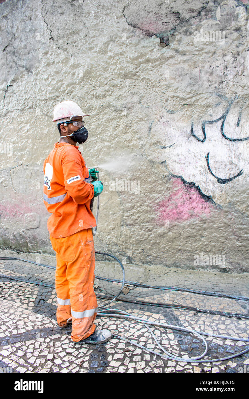 Sao Paulo, Brazil. 23rd January, 2017. An employee of the anti-graffiti ...