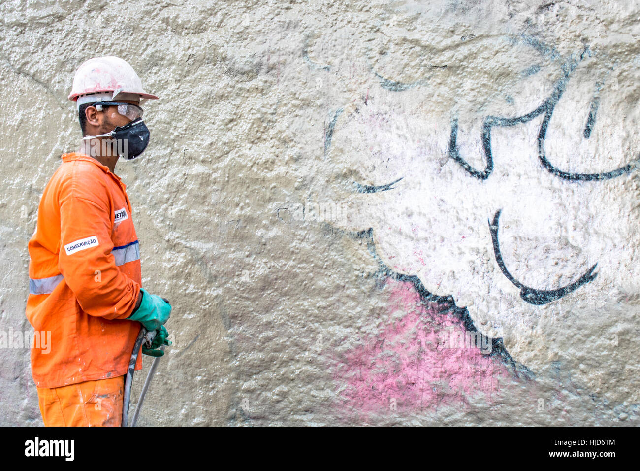 Sao Paulo, Brazil. 23rd January, 2017. An employee of the anti-graffiti ...