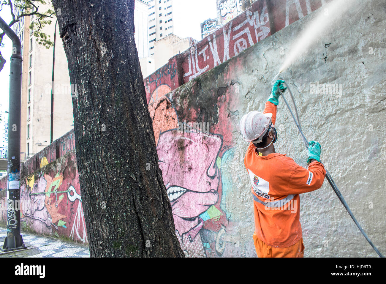 Sao Paulo, Brazil. 23rd January, 2017. An employee of the anti-graffiti ...