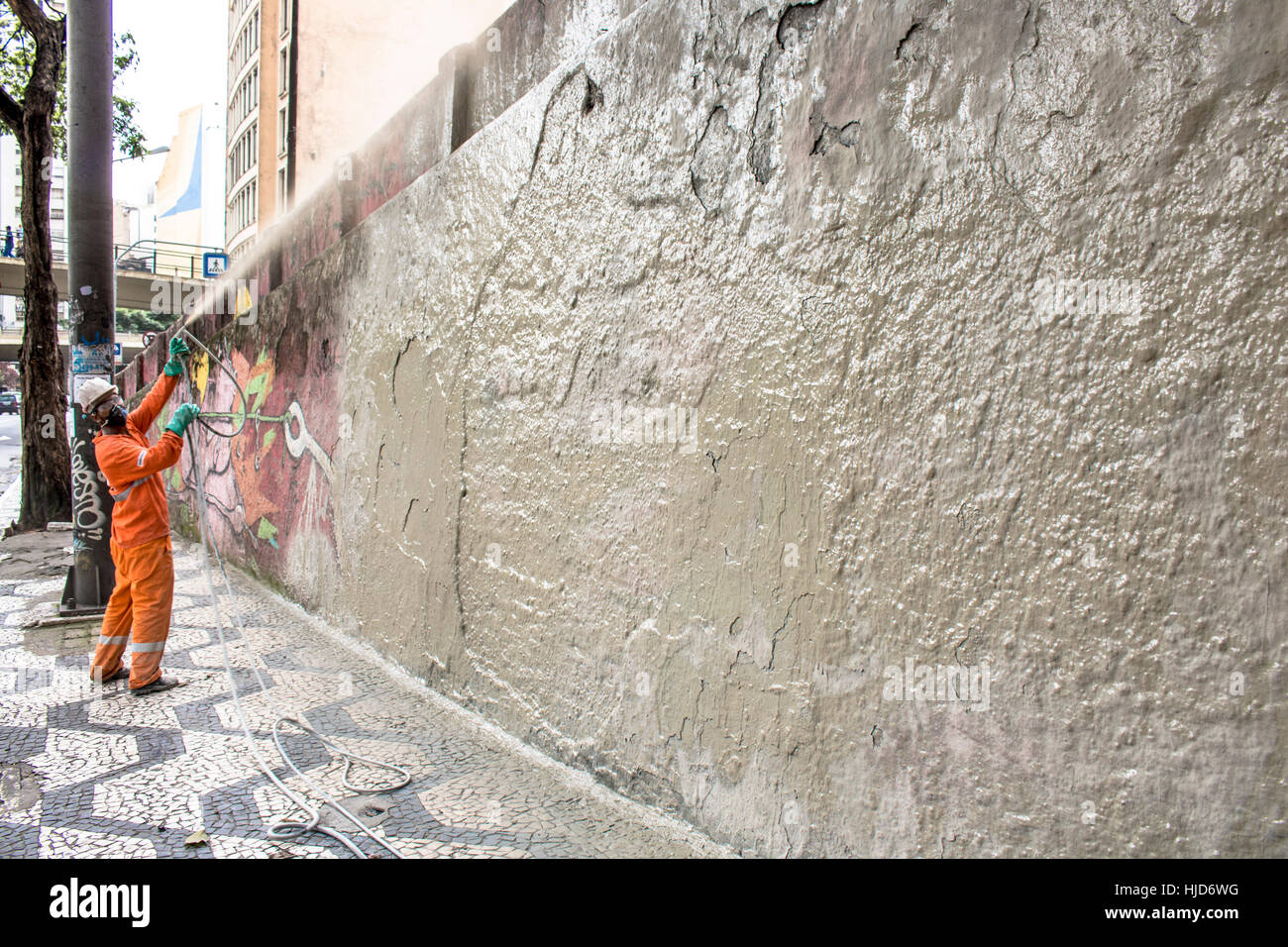 Sao Paulo, Brazil. 23rd January, 2017. An employee of the anti-graffiti ...