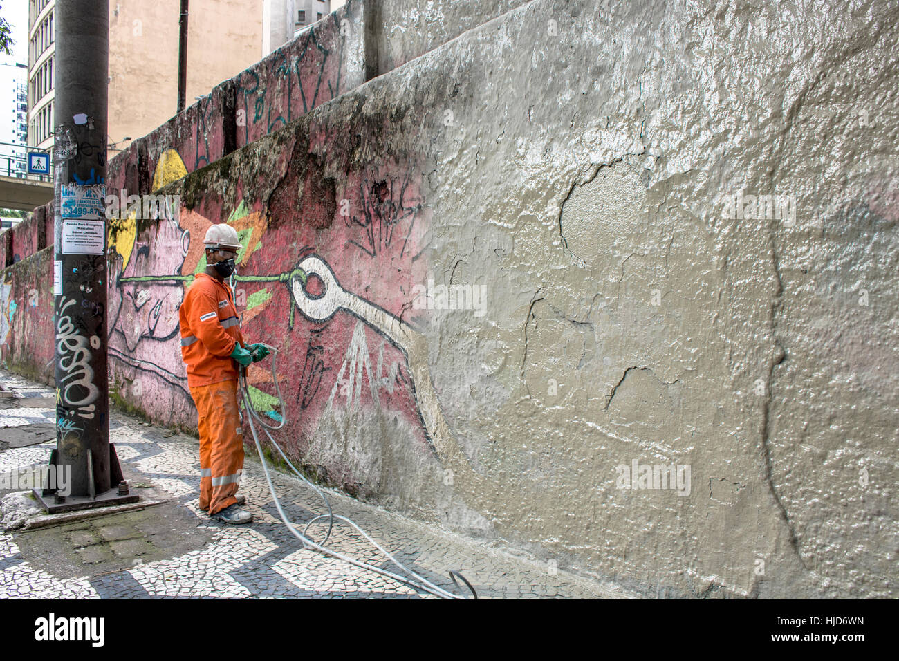 Sao Paulo, Brazil. 23rd January, 2017. An employee of the anti-graffiti ...