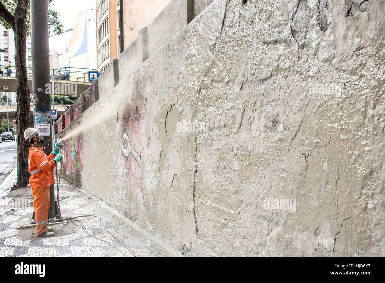 Sao Paulo, Brazil. 23rd January, 2017. An employee of the anti-graffiti ...