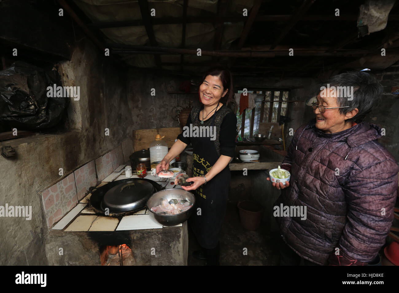 Volunteer cooks hi-res stock photography and images - Alamy