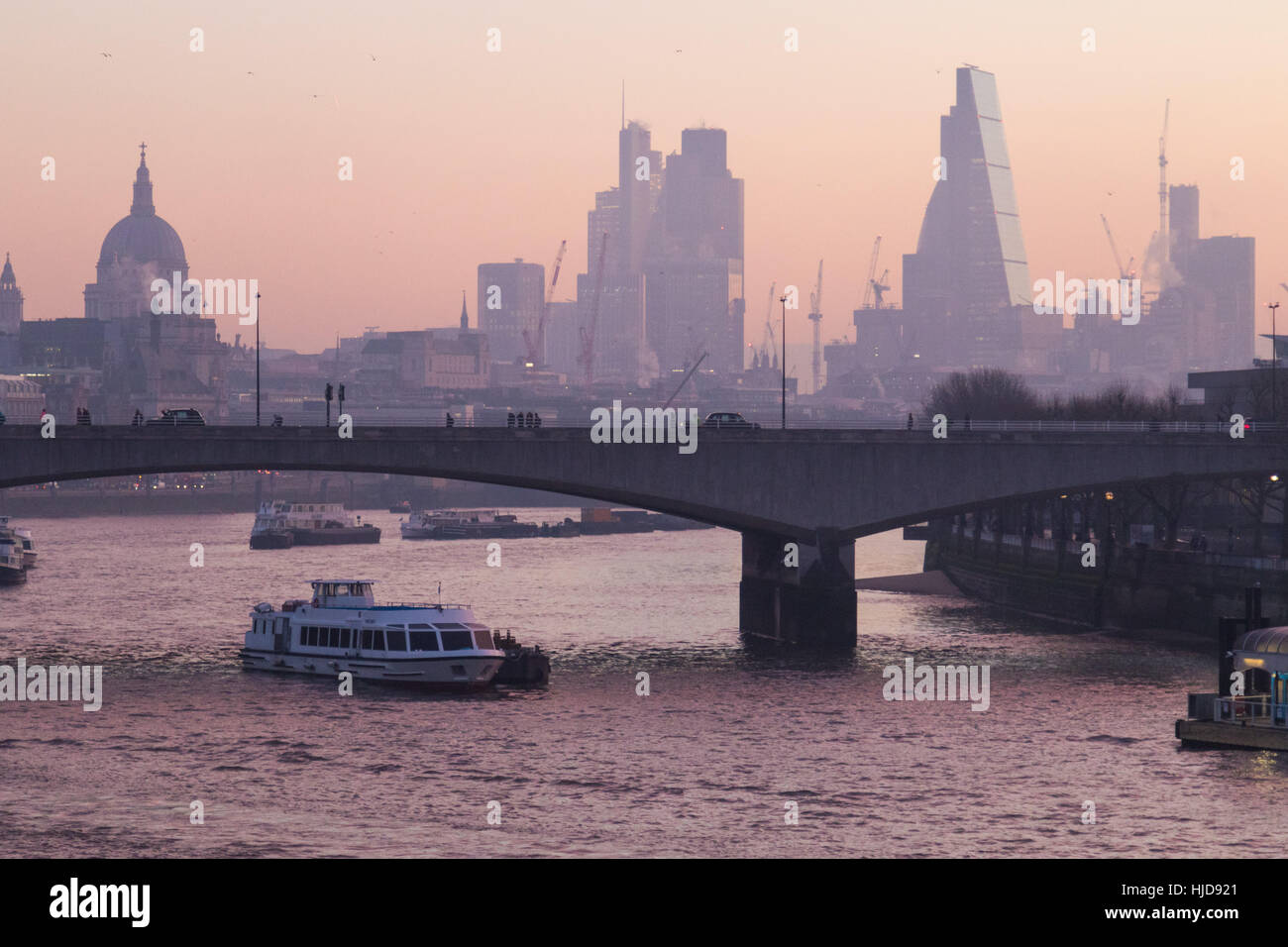 Air pollution london skyline hi-res stock photography and images - Alamy