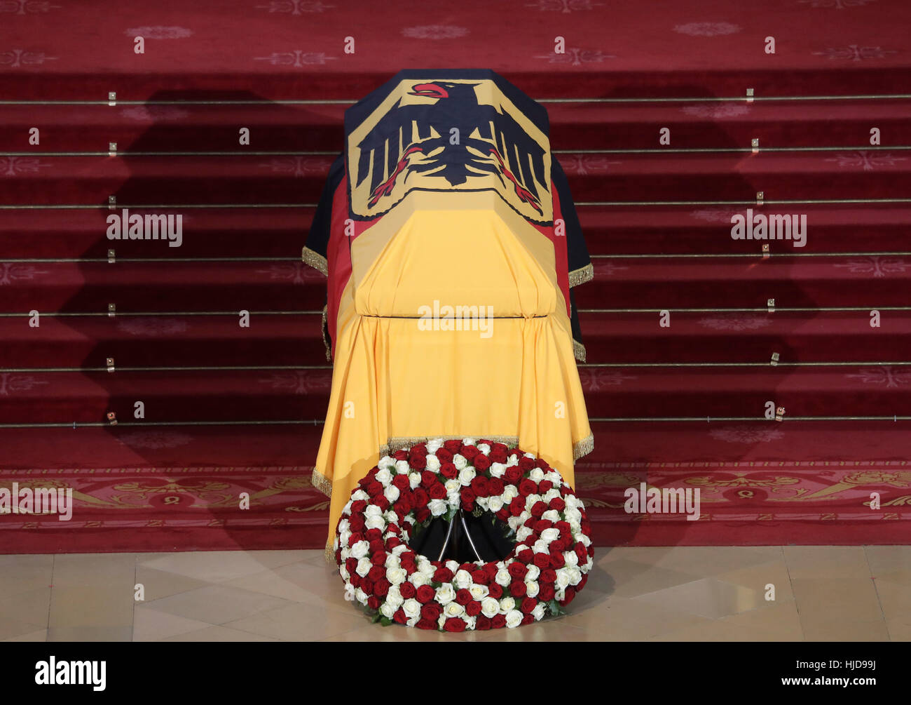 Flag draped coffin former hi-res stock photography and images - Alamy