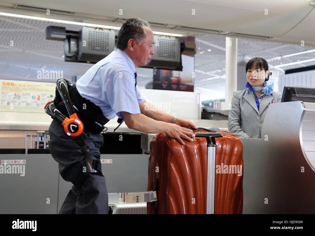 Narita, Japan. 24th Jan, 2017. All Nippon Airways (ANA) ground staff ...