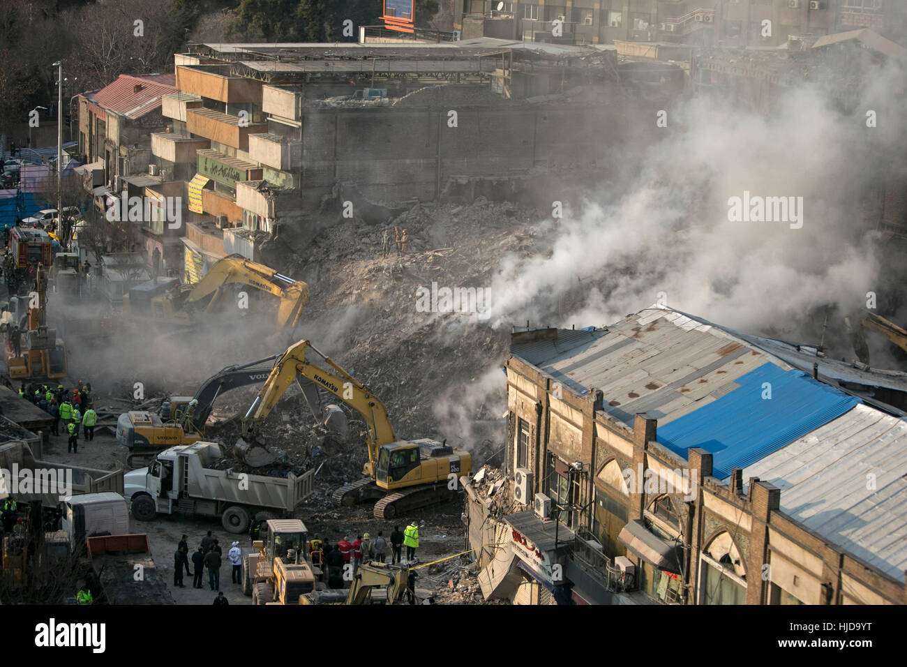 Tehran, Iran. 23rd Jan, 2017. Rescuers search for victims at the ...