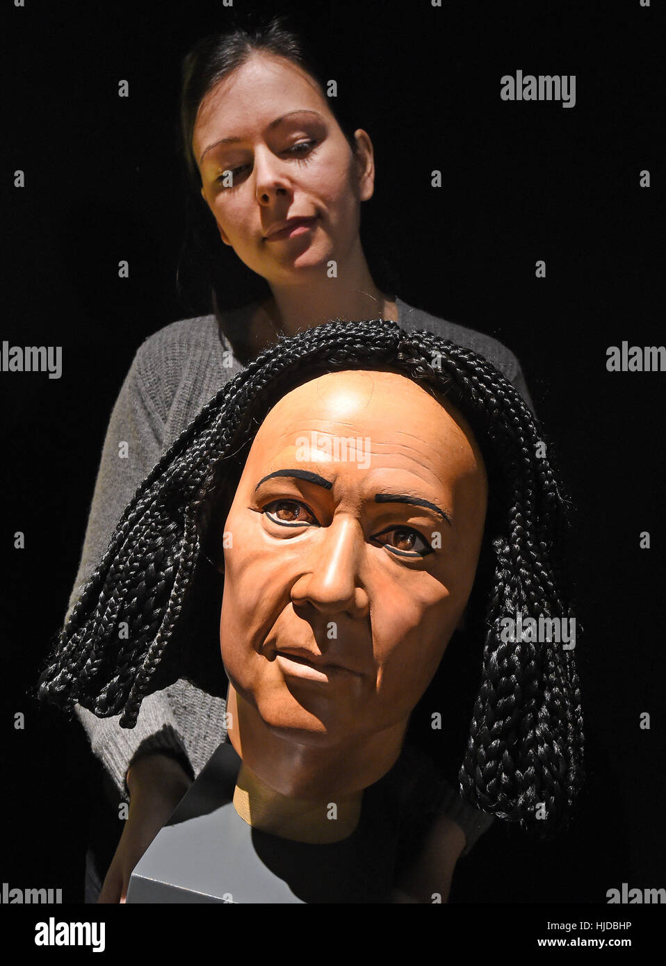 Hildesheim, Germany. 24th Jan, 2017. The conservator Madeleine Alsen ...