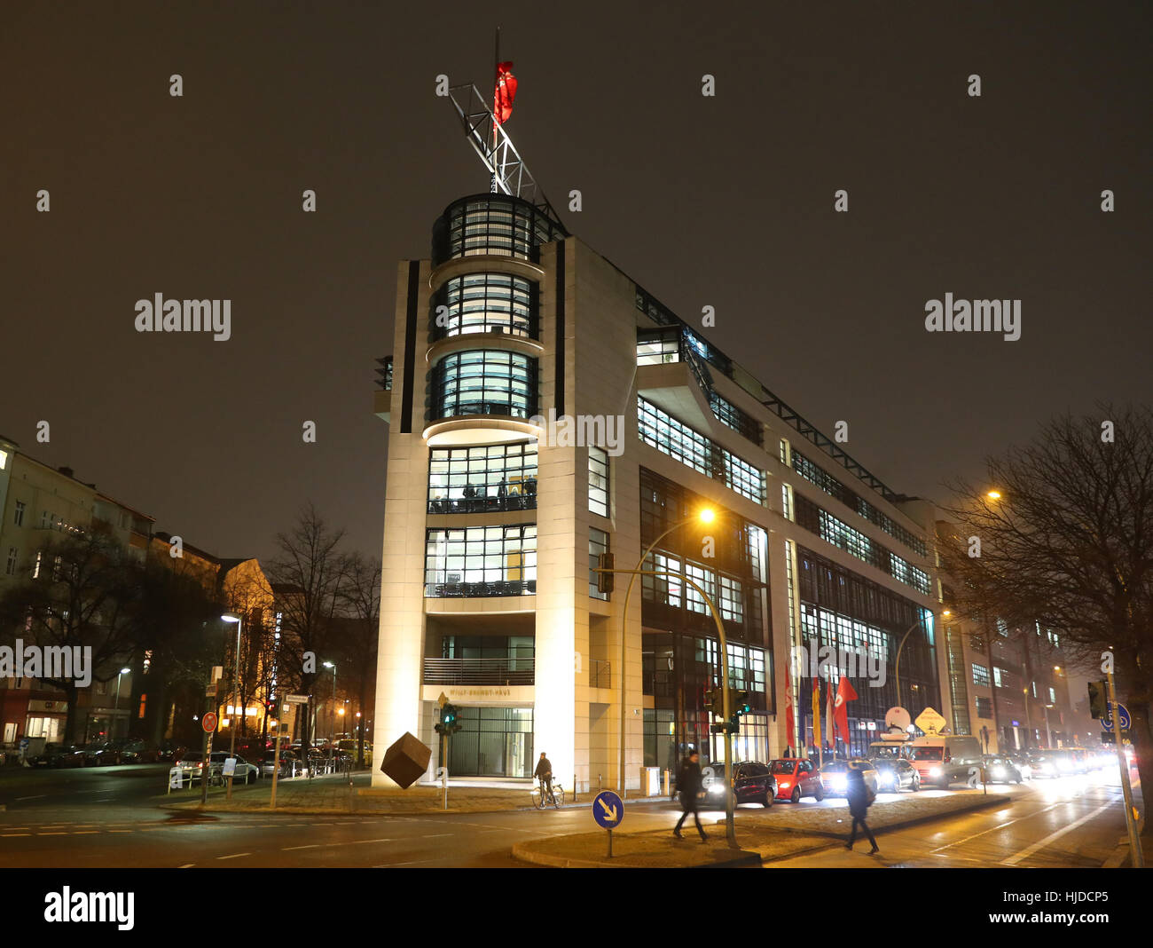 Berlin, Germany. 24th Jan, 2017. Pedestrians walk by the SPD ...